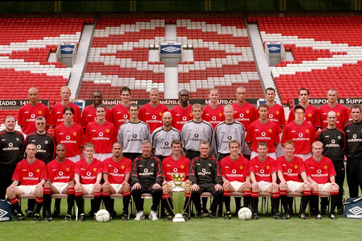 Manchester United 2001 Manchester United 2001 02 Gold Third Kit
