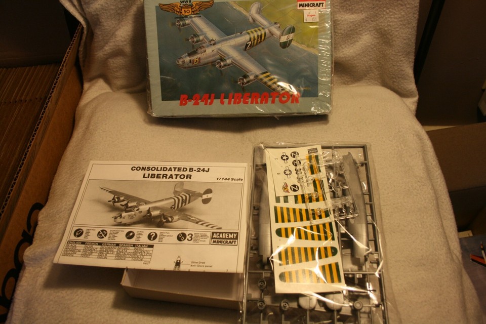 Academy Minicraft B-24J Liberator 1/144 scale airplane model kit open ...