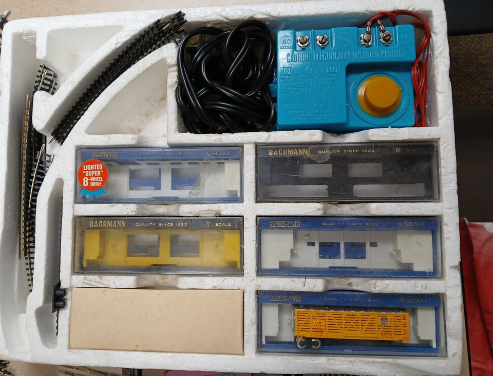 TRAIN LOVERS! Lionel Santa Fe Train Set and a Bachman Train Set | eBay