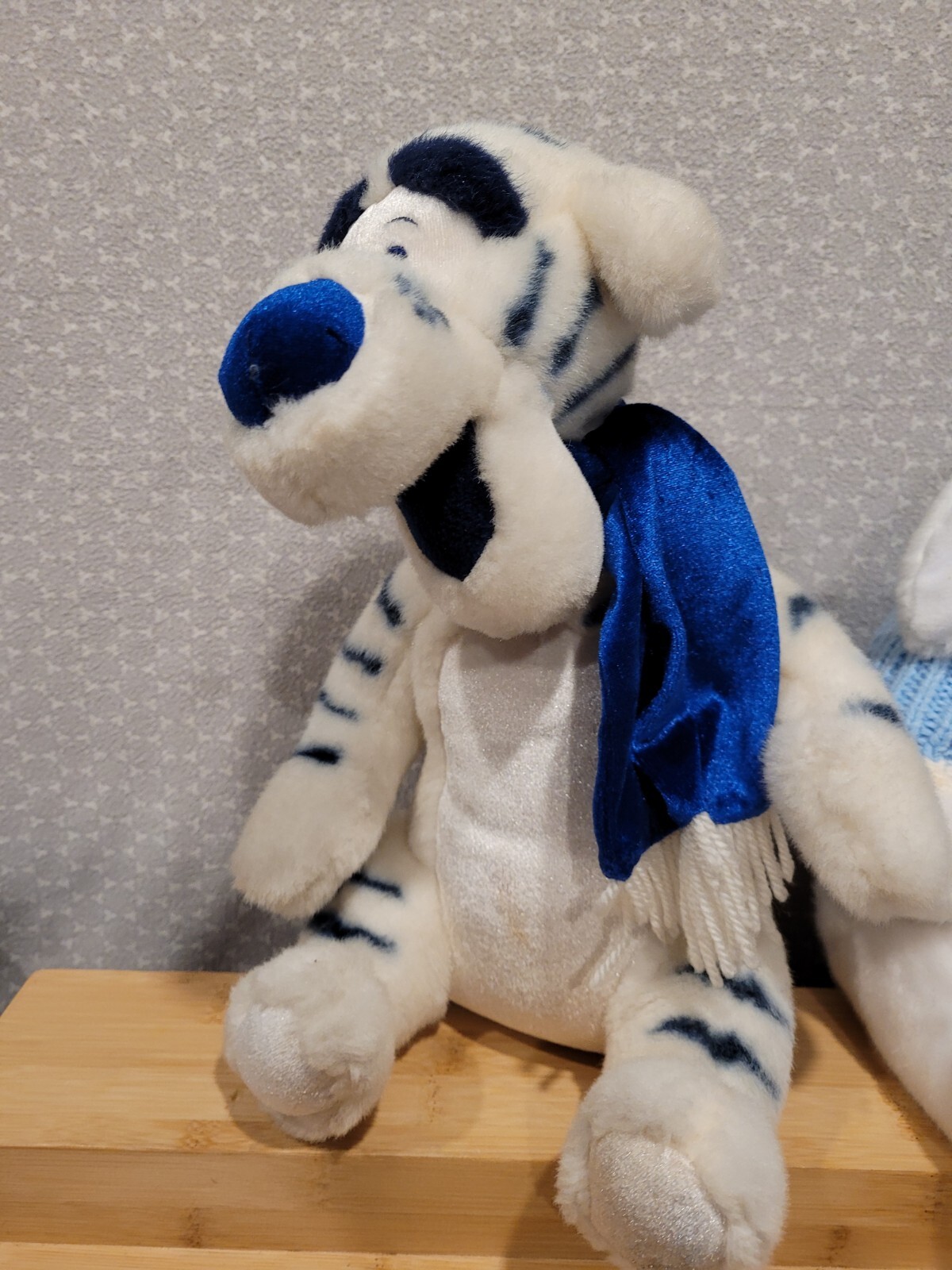 Disney Store Winnie the Pooh Eeyore Tigger Christmas Snowflake Winter ...