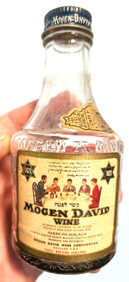 Mogen David Jewish Wine American Malaga empty 4 oz glass bottle was ...