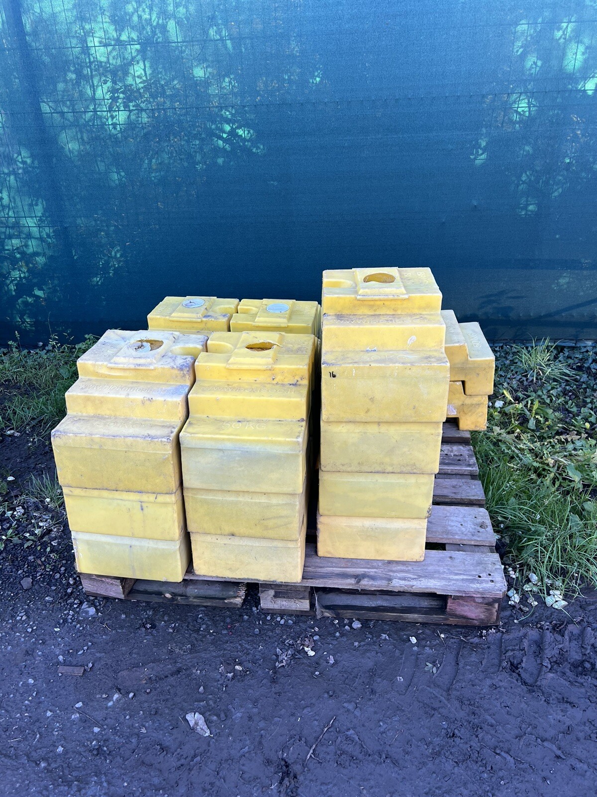 16x 50kg Brace Blok Heras Metal Site fencing feet Weighting Blocks ...