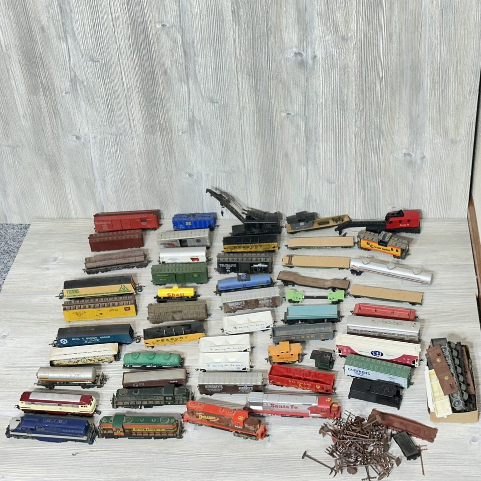 Vintage HO Scale Train Lot of (53) Bachmann, Life Like, Tyco, Walthers ...