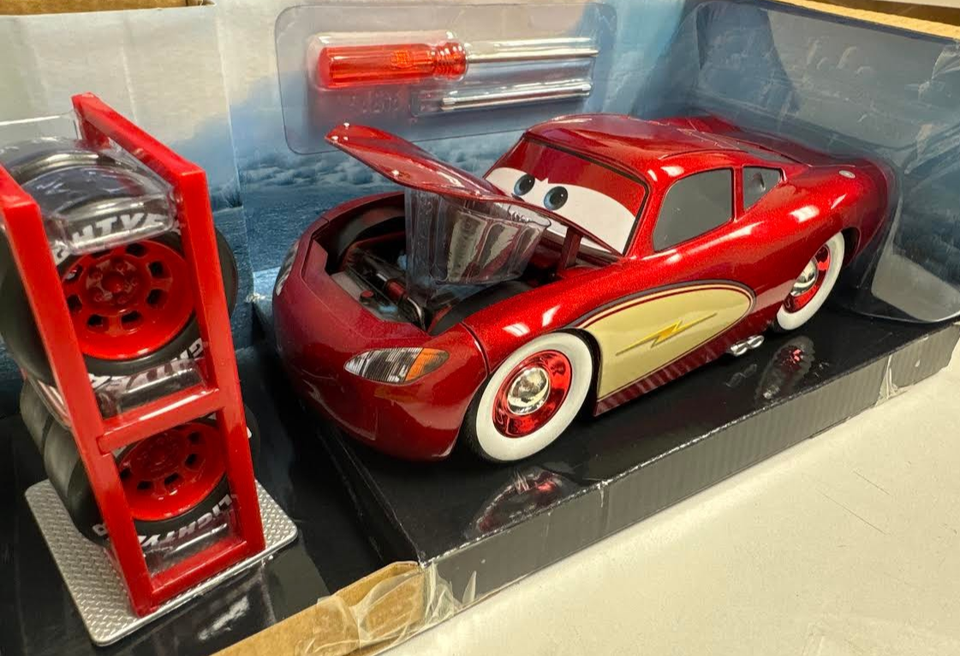 Issues CRUISING LIGHTNING MCQUEEN W/EXTRA WHEELS "CARS" MOVIE JADA ...