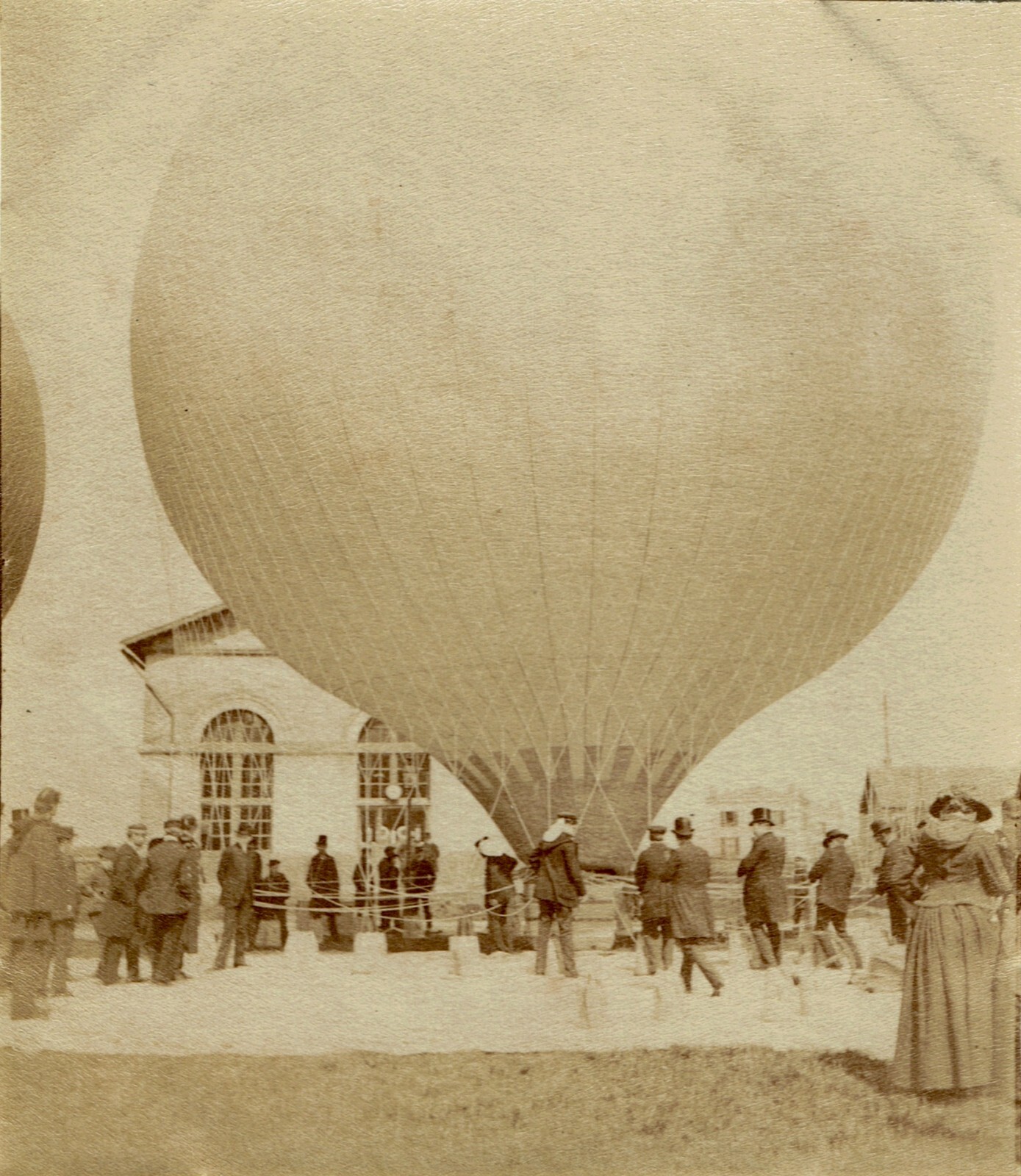 FRANCE MONTGOLFIERES Circa 1895 - 1900 groupe devant une montgolfière ...