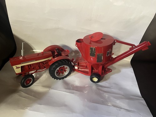 Ertl vintage 1/16 1999 case international 560 tractor number 2850F and ...