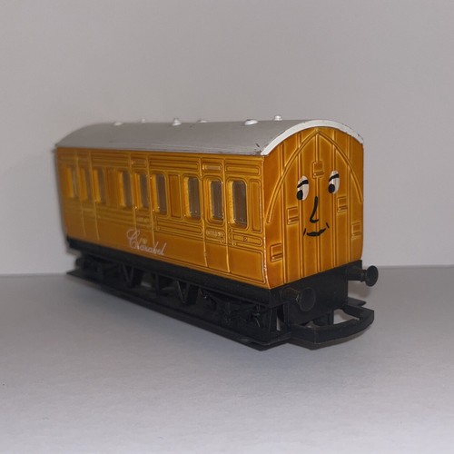 Hornby R110 OO Gauge Thomas The Tank Engine Smiling Clarabel 4-Wheel ...