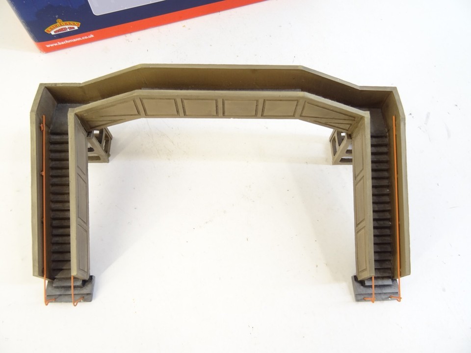 OO GAUGE BACHMANN CONCRETE STATION FOOTBRIDGE (SUPER DETAIL) BOXED ...