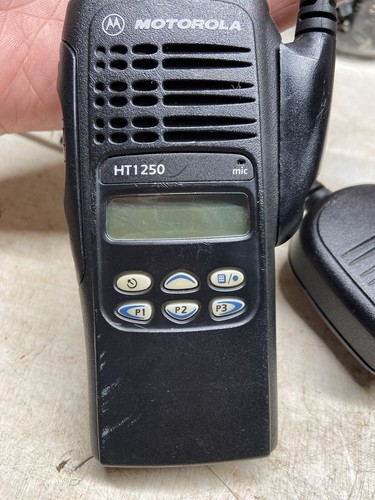 Motorola HT 1250 UHF 450-512MHz 4W 16CH Two Way Radio AAH25SDF9AA5AN | eBay