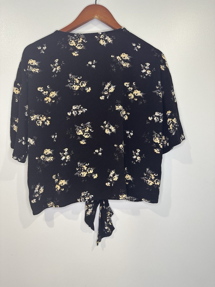 LUQ black floral slightly cropped tie front blouse sleeves Size Large ...