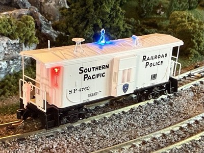N Micro Trains Lighted SP Bay Window Police Caboose Roof Dtls./Flashing ...
