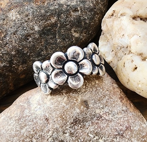 James Avery Size 7 Triple Flower Ring RETIRED Nice! Sterling Silver | eBay