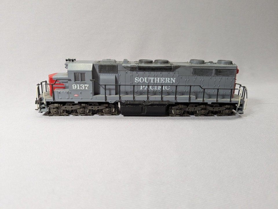 HO scale Atlas # 7014 SOUTHERN PACIFIC SD35 Diesel Locomotive SP 9137 ...