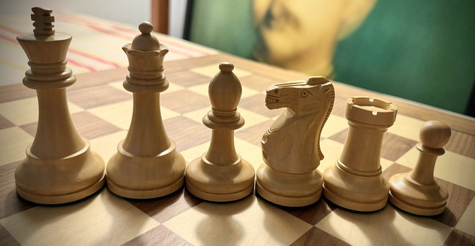 DGT Walnut E Board w/Ebony-Boxwood Pieces (in decorative wooden box ...