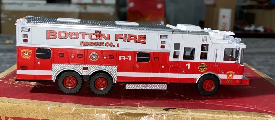 Kitbash 1:64 Code3 Saulsbury Heavy Rescue Boston Fire Department Rescue ...