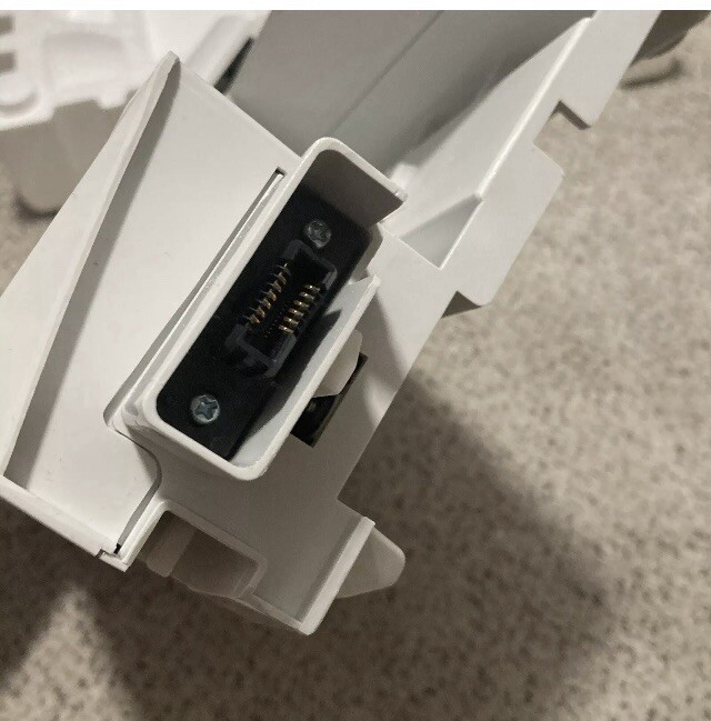 Singer Quantum Futura CE-200 Embroidery Unit & 2 Hoops Sewing Machine ...