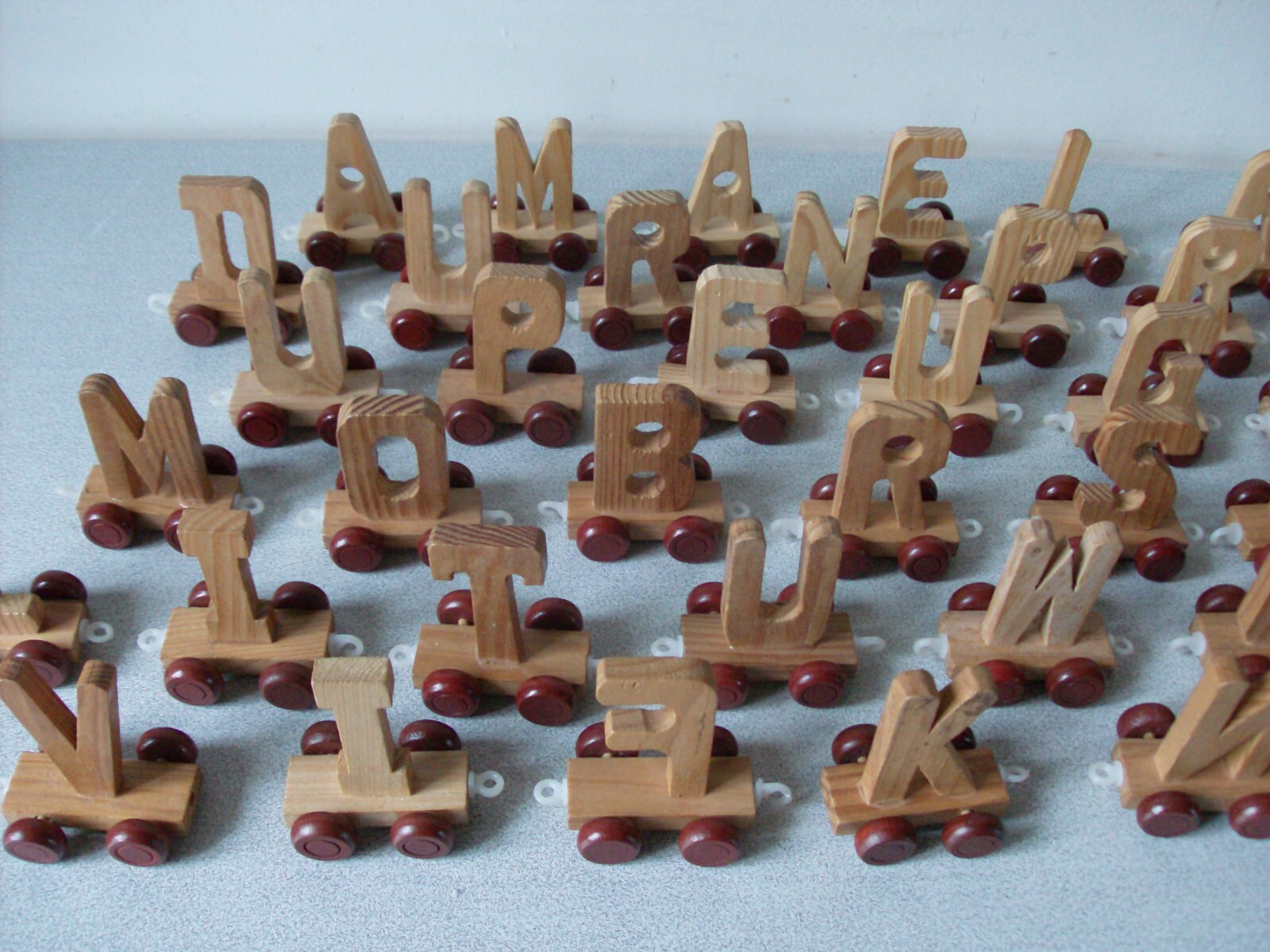 Lot jouets 43 lettres en bois alphabet sur wagon et loco déco de 6 cm ...