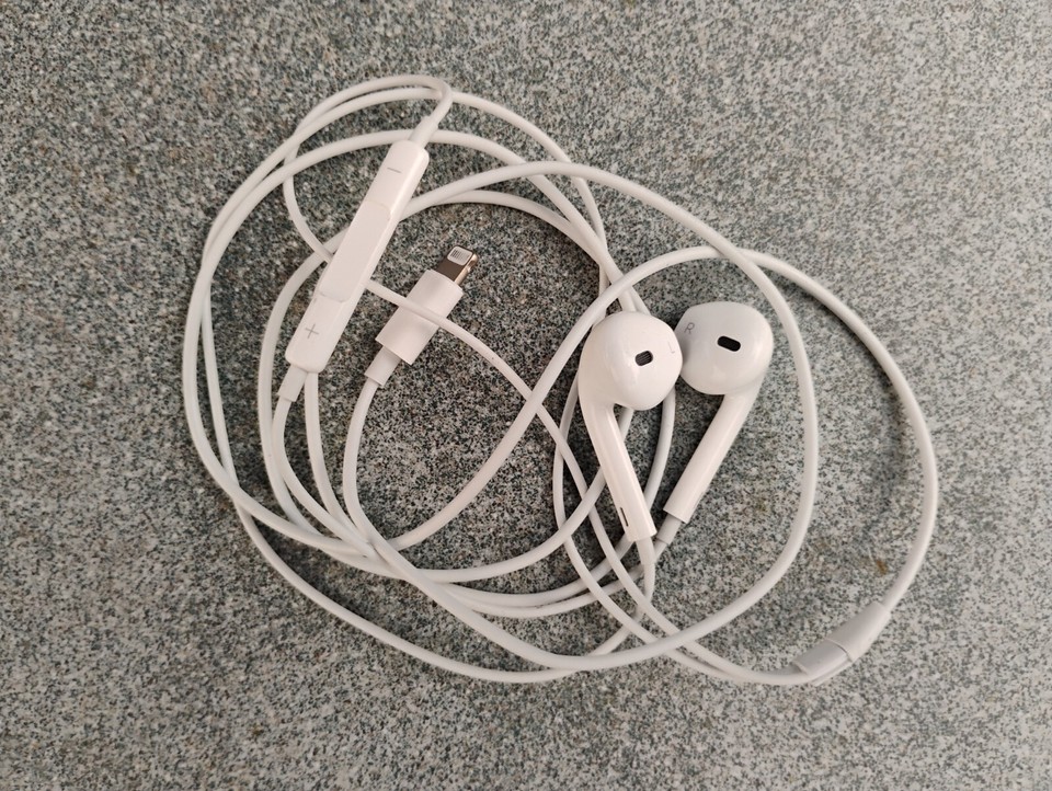 Apple Earpods - iPhone 14 13 12 11 Wired Lightning Cable Earbud ...