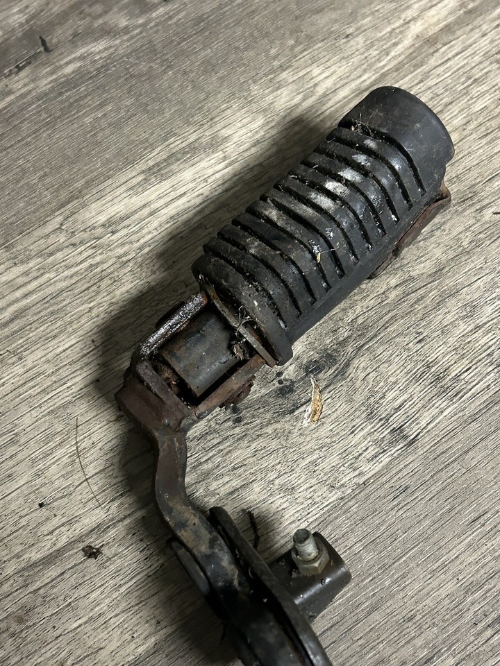 FOOT PEG ASSEMBLY RIGHT BRACKET REST 82-83 CM250C CUSTOM FRONT PEDAL ...