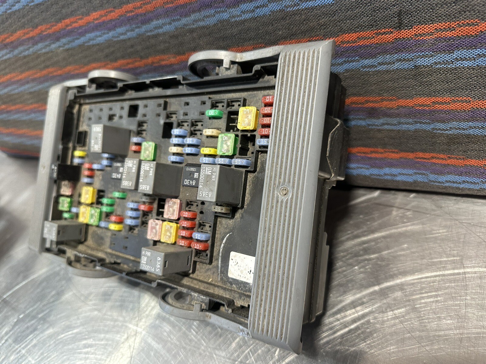 2007-2009 CHEVY SILVERADO 3500 Engine Fuse Box 6.6L (Duramax diesel ...