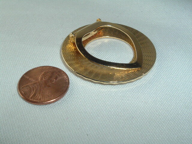 VINTAGE LIEBA GOLD TONE METAL ROUND WREATH SCARF CLIP | eBay