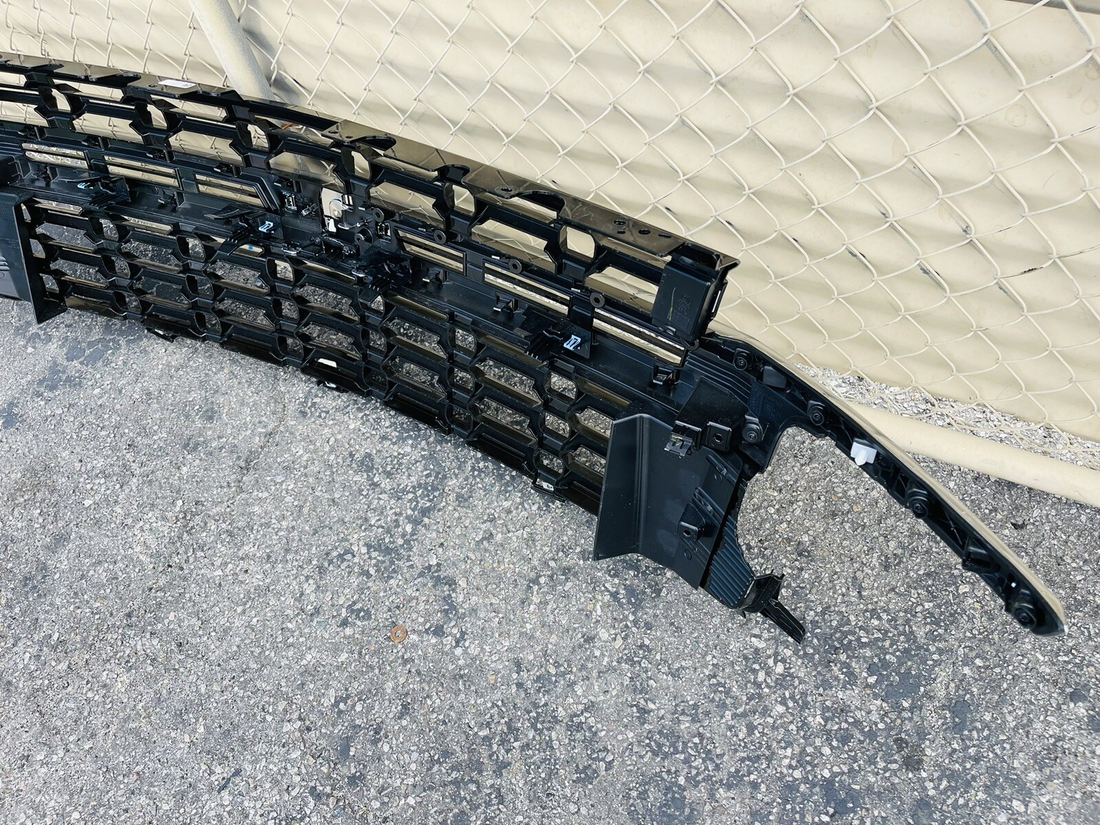 2021-2024 CHEVROLET TAHOE SUBURBAN Z71 FRONT GRILLE OEM 84634393 ( NO ...