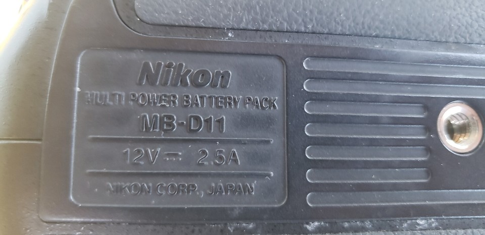 Nikon D7000 16.2MP Body Only, 2 Nikon batteries, Nikon remote, Nikon MB ...