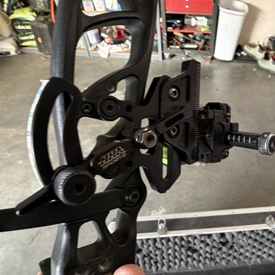 Bowtech Reign 7 Compound Bow RH Black w/ Case, Arrows, Sight, Release ...