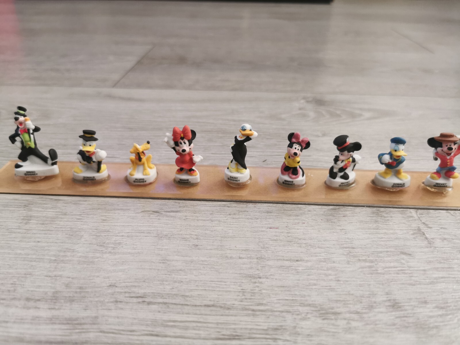 9 FEVES Disney Mickey et ses amis Fèves mates - 2003 sur réglette | eBay