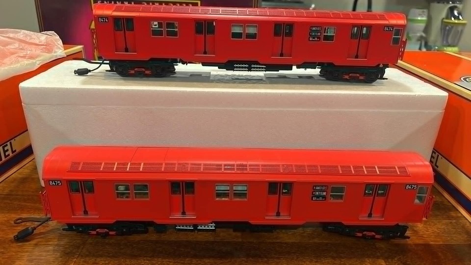 Lionel 6-31794 NYC Transit Authority R30 Subway Set+ Lionel 6-25582 2 ...