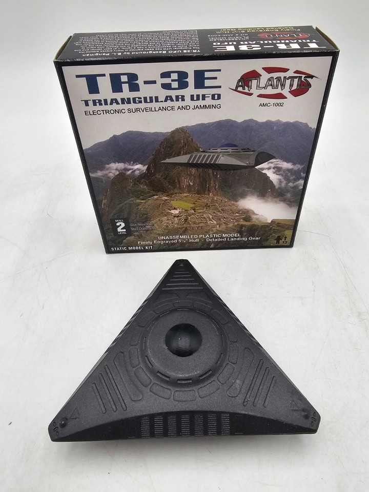 ATLANTIS “TR-3E TRIANGULAR UFO” MODEL KIT | eBay