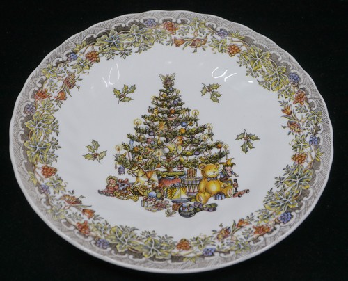 QUEEN'S CHINA SEASONS GREETINGS PLATE, CHRISTMAS TREE & PRESENTS, 8 ...