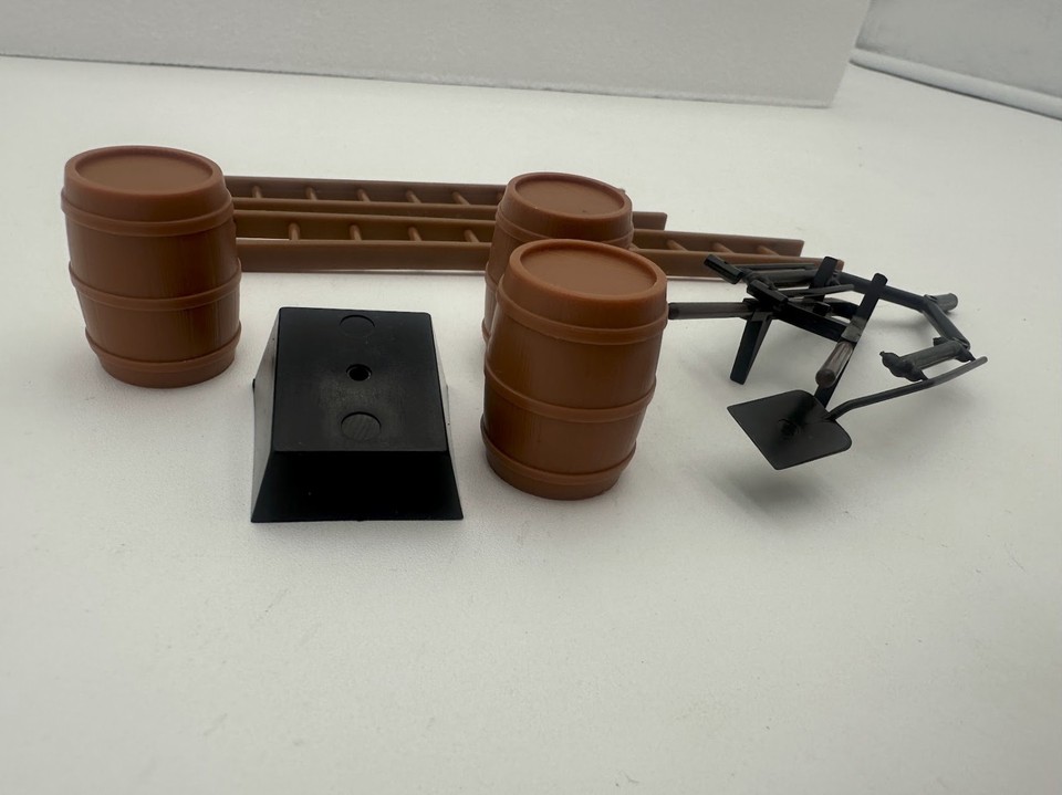 USA Trains R2080 G Scale Shovel, Wheelbarrow, Ladders, Barrels, Flat ...