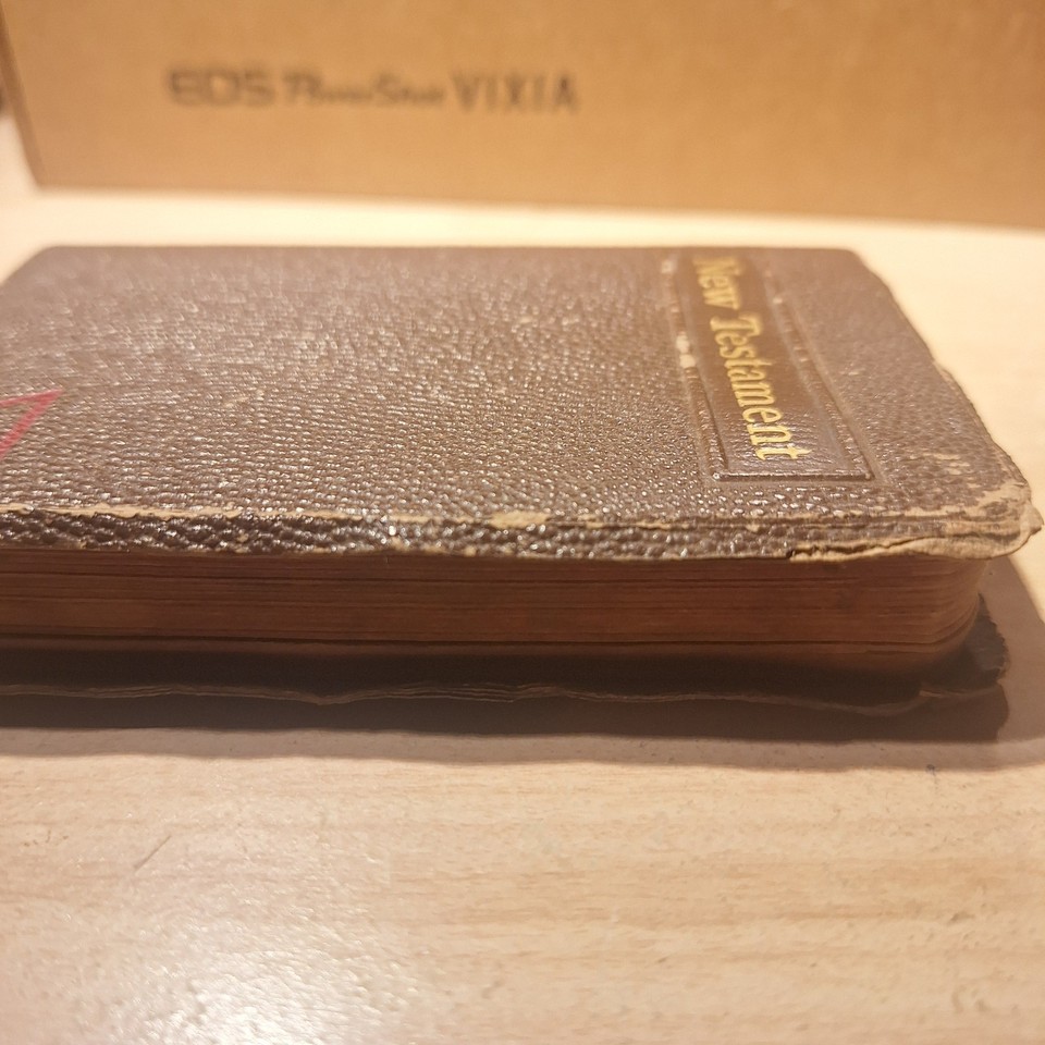 WW2 Pocket Bible with Franklin D Roosevelts Signature very rear red ...