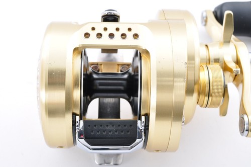 Shimano 18 CALCUTTA CONQUEST 300 Right Baitcasting Reel w/Box ...