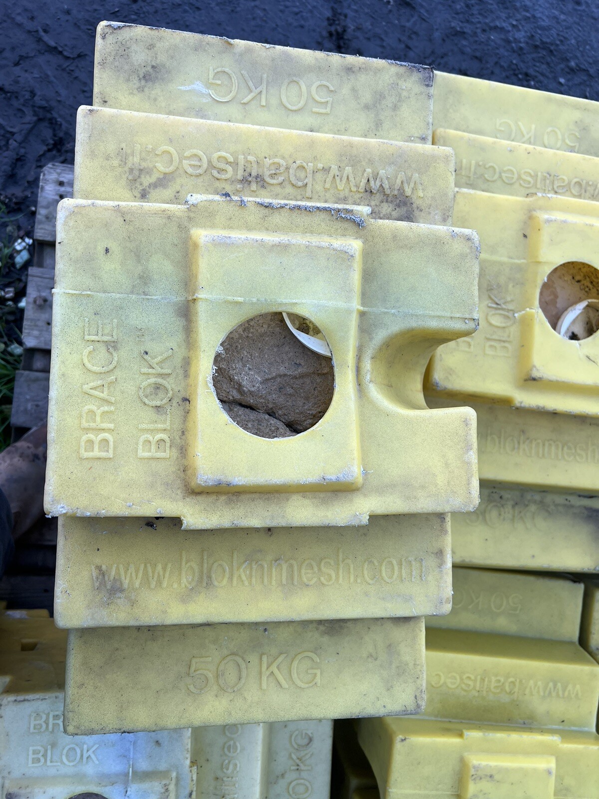 16x 50kg Brace Blok Heras Metal Site fencing feet Weighting Blocks ...