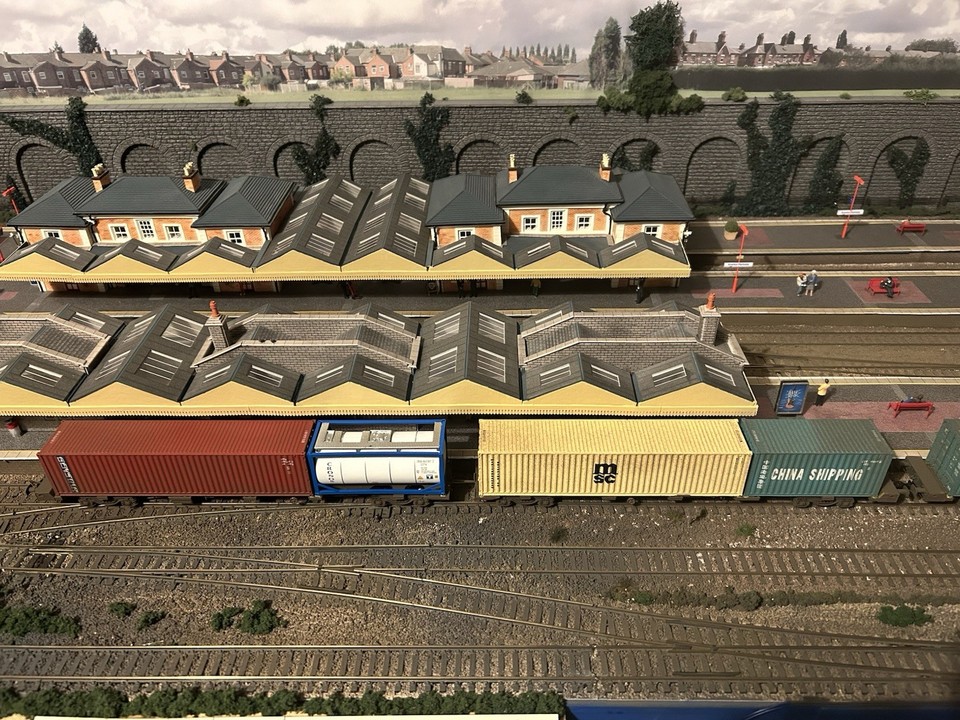Rake of 3 x FEA-E single wagons and 2 x FEA-B twin set wagons, 00 gauge ...