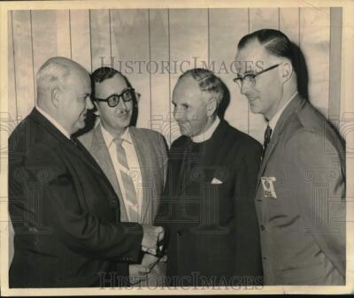 1966 Press Photo Reverend Roy Gunstone chats with group in New York ...