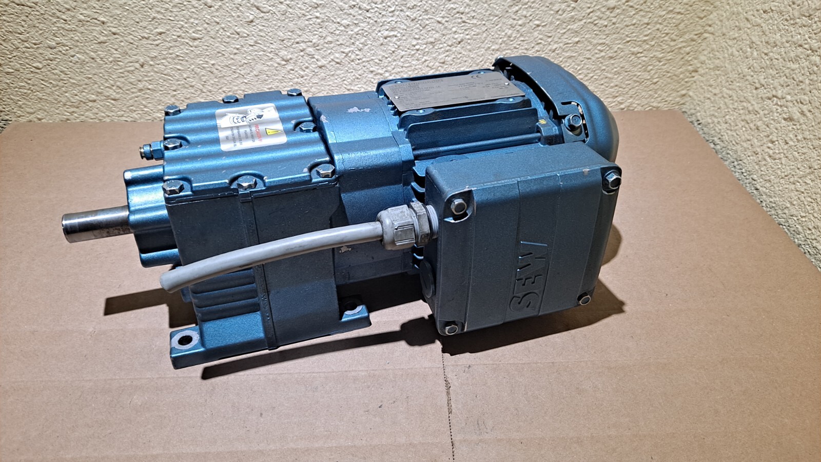 SEW-EURODRIVE R17 DRS71S4 GEAR MOTOR 42.7380635501.0001.16 230/460V ...