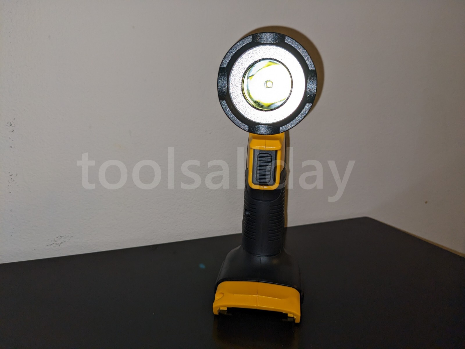 DEWALT DCL040 20V MAX LED Flashlight for sale online | eBay