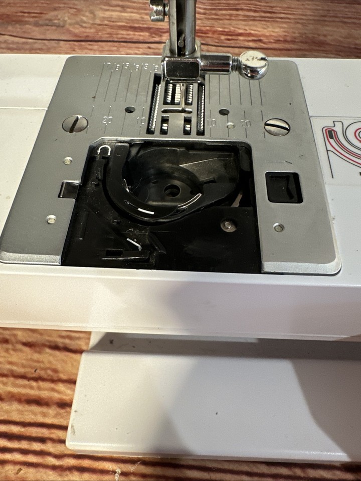 Singer Superb 2010 Computerized Programmable Sewing Machine W/ Pedal ...