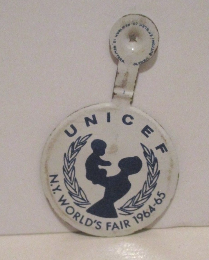 VINTAGE 1964 1965 NYWF NEW YORK WORLDS FAIR UNICEF TIN FOLD OVER BADGE ...