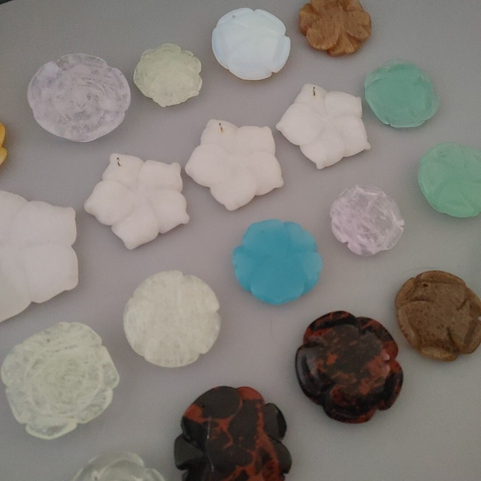 Lot 20 Carved Glass & Stone Pendants Floral Flowers Roses Assorted ...
