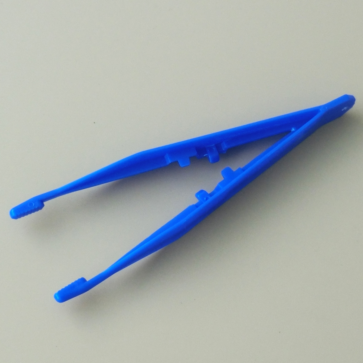 100 pcs Disposable Plastic Medical Tweezers First Aid/Lab Mini Forceps ...
