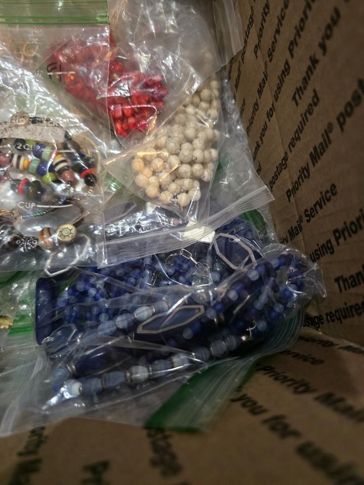 MEDIUM USPS Flat Rate Box Full ALL WEARABLE Vintage To Now Keep Or ...