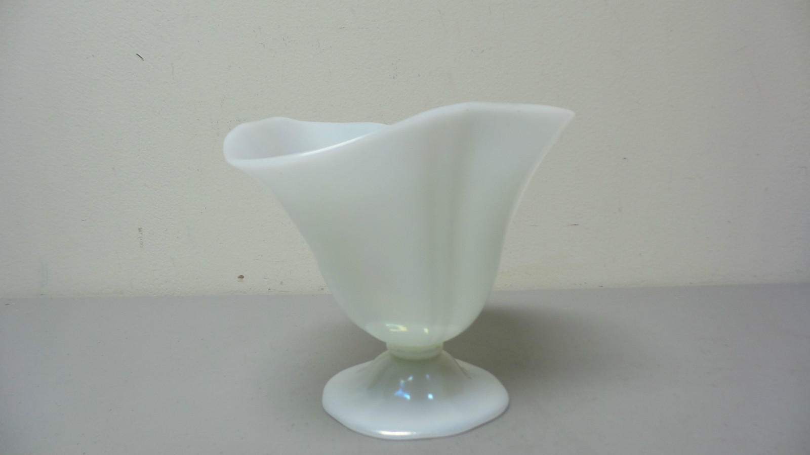 ANTIQUE CARDER ERA STEUBEN OPTIC RIBBED CALCITE FAN VASE, SHAPE 7564, c ...