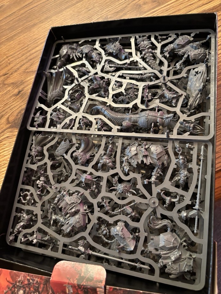 Warhammer 40k: Age of Sigmar - Start Collecting SLAVES TO DARKNESS ...