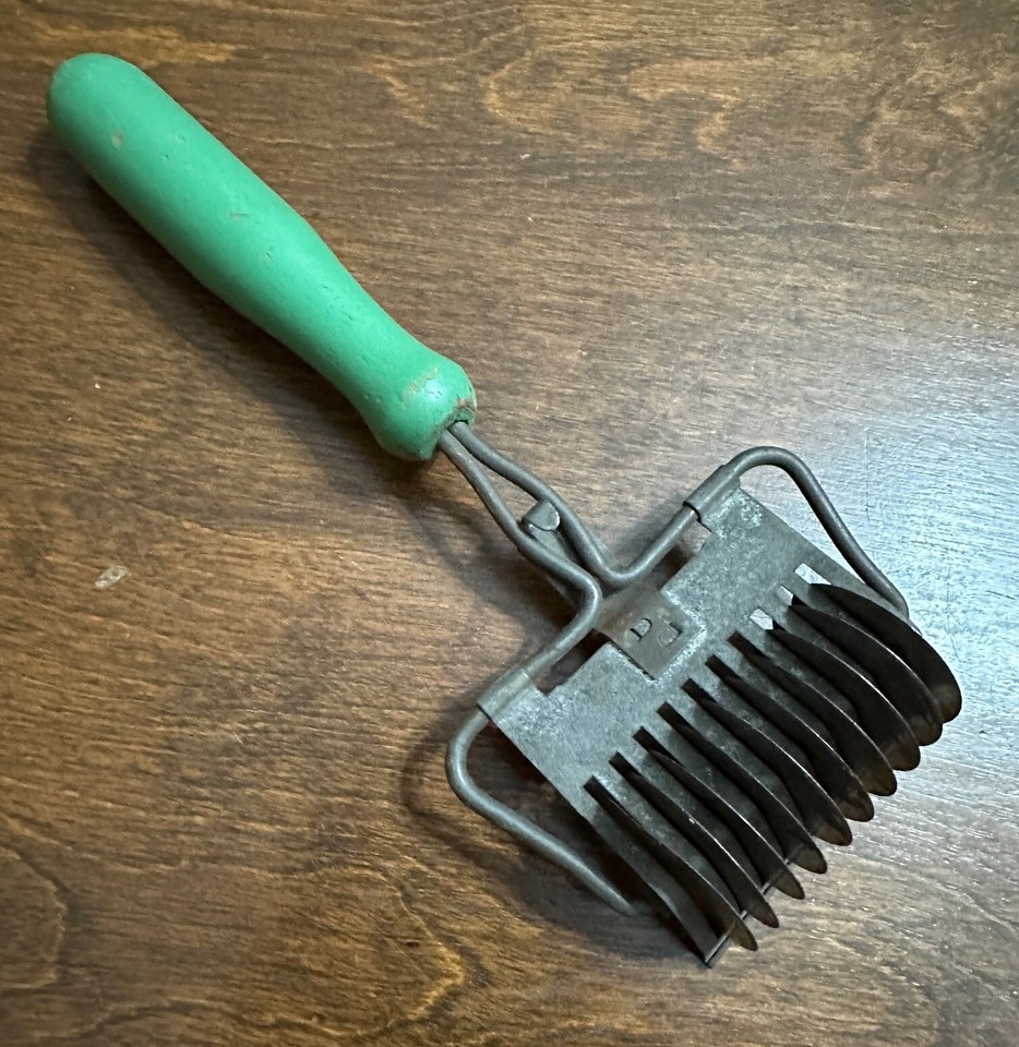 Vintage GREEN Wood Steel Pasta Herb Noodle Cutter Made in USA Handheld ...