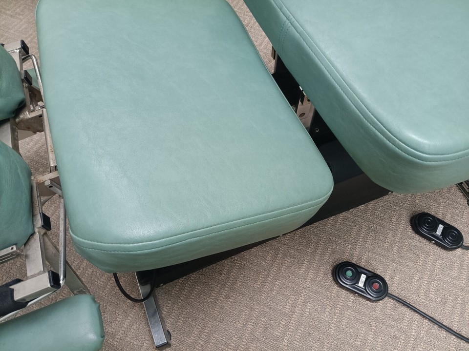 leander 900 Series Flexion Distraction Chiropractic Table Electric ...