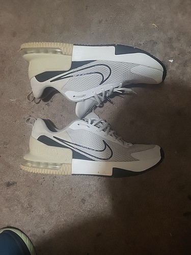 Nike air max size eleven white in black clean as can be | eBay